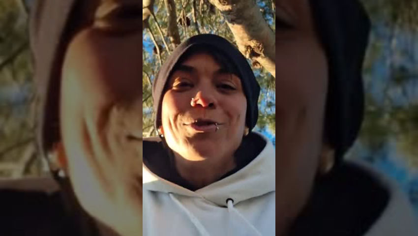 Es increíble el comportamiento de los guardias civiles con este chica ...